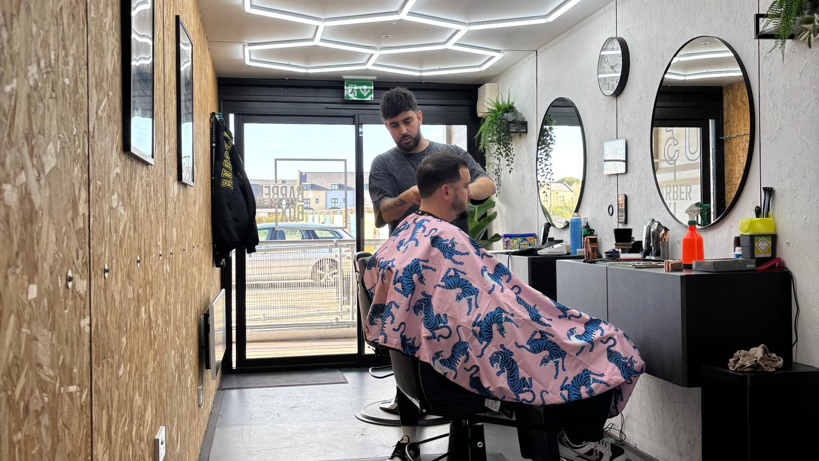 New barbershop opens in shipping container - Cubus Web site